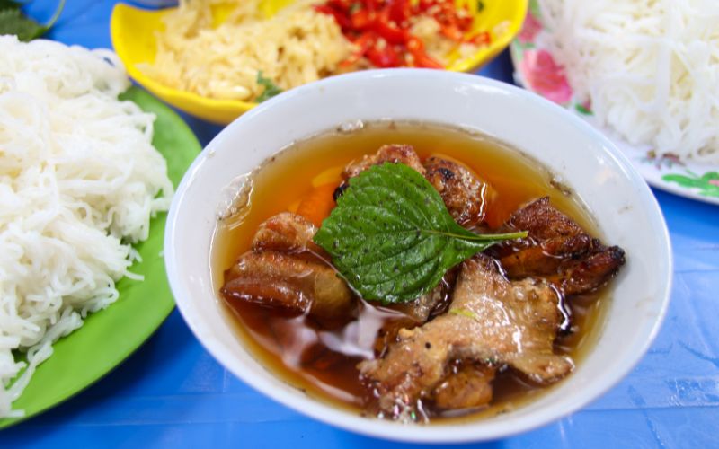bun cha vietnamese food must-try dishes | Thang Nguyen Traveler