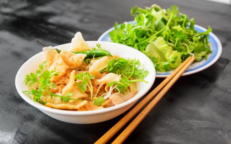 cao lau vietnamese food must-try dishes | Thang Nguyen Traveler